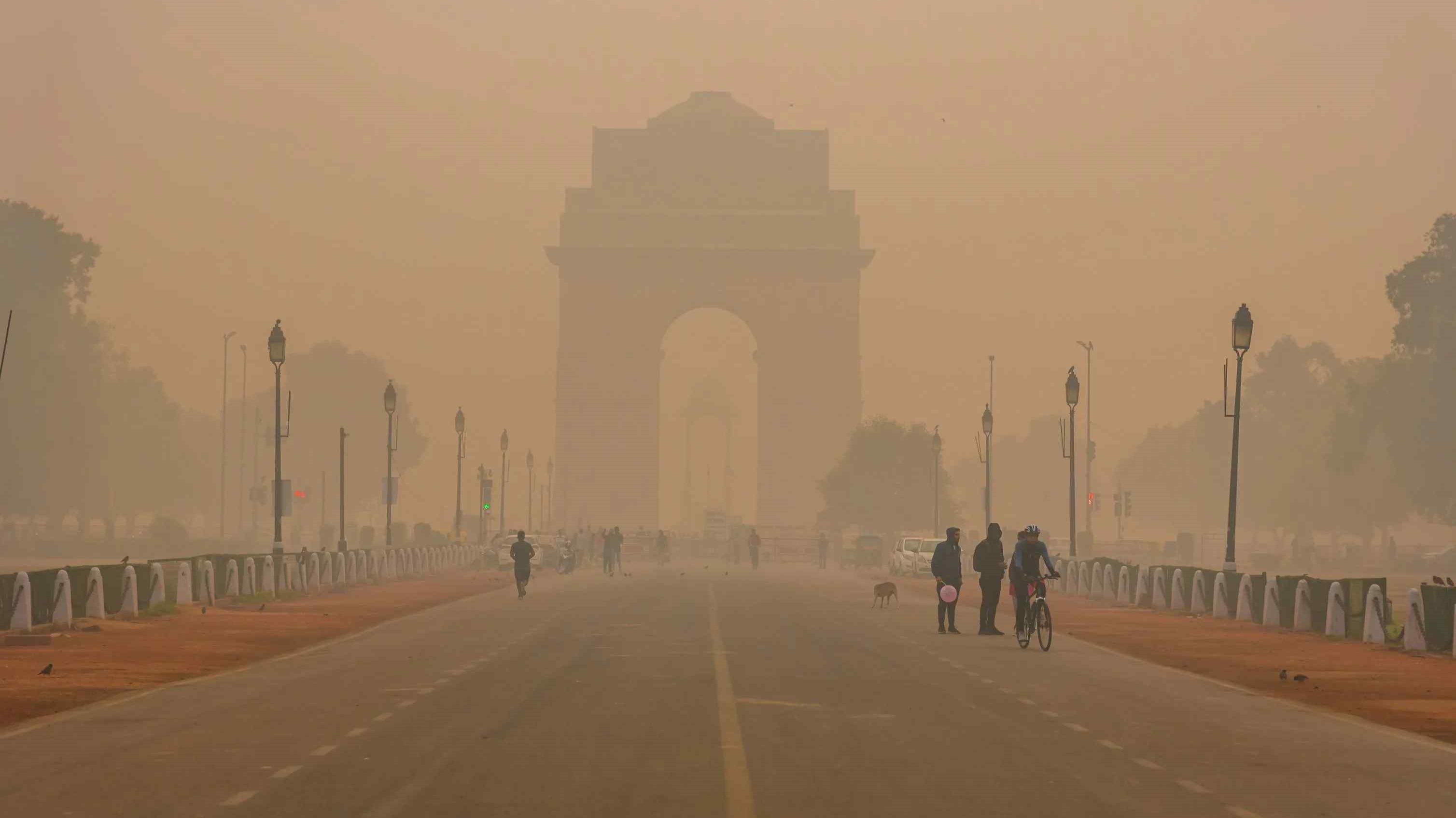 Thick smog leads to flight diversions at Delhi airport, AQI hits ...
